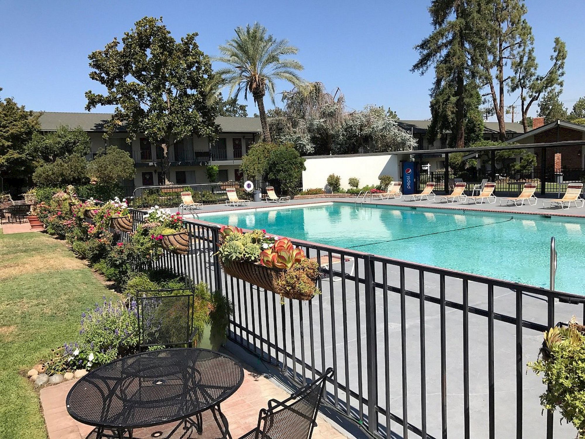 Photo Gallery - Lamp Liter Inn